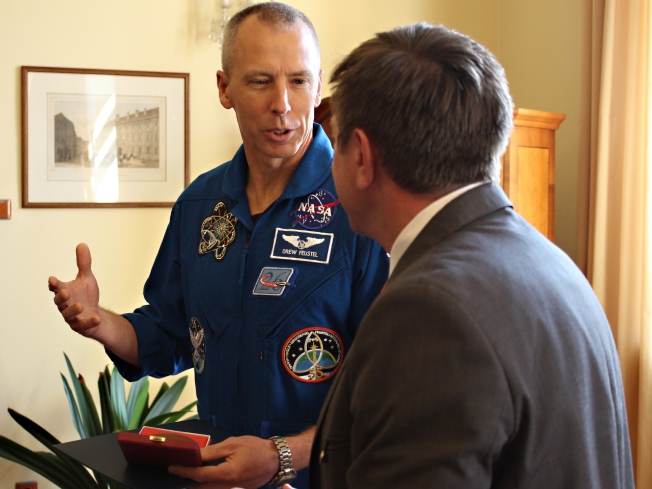 Astronaut Andrew Feustel dnes na UP: medaile, besedy a plyšový ...